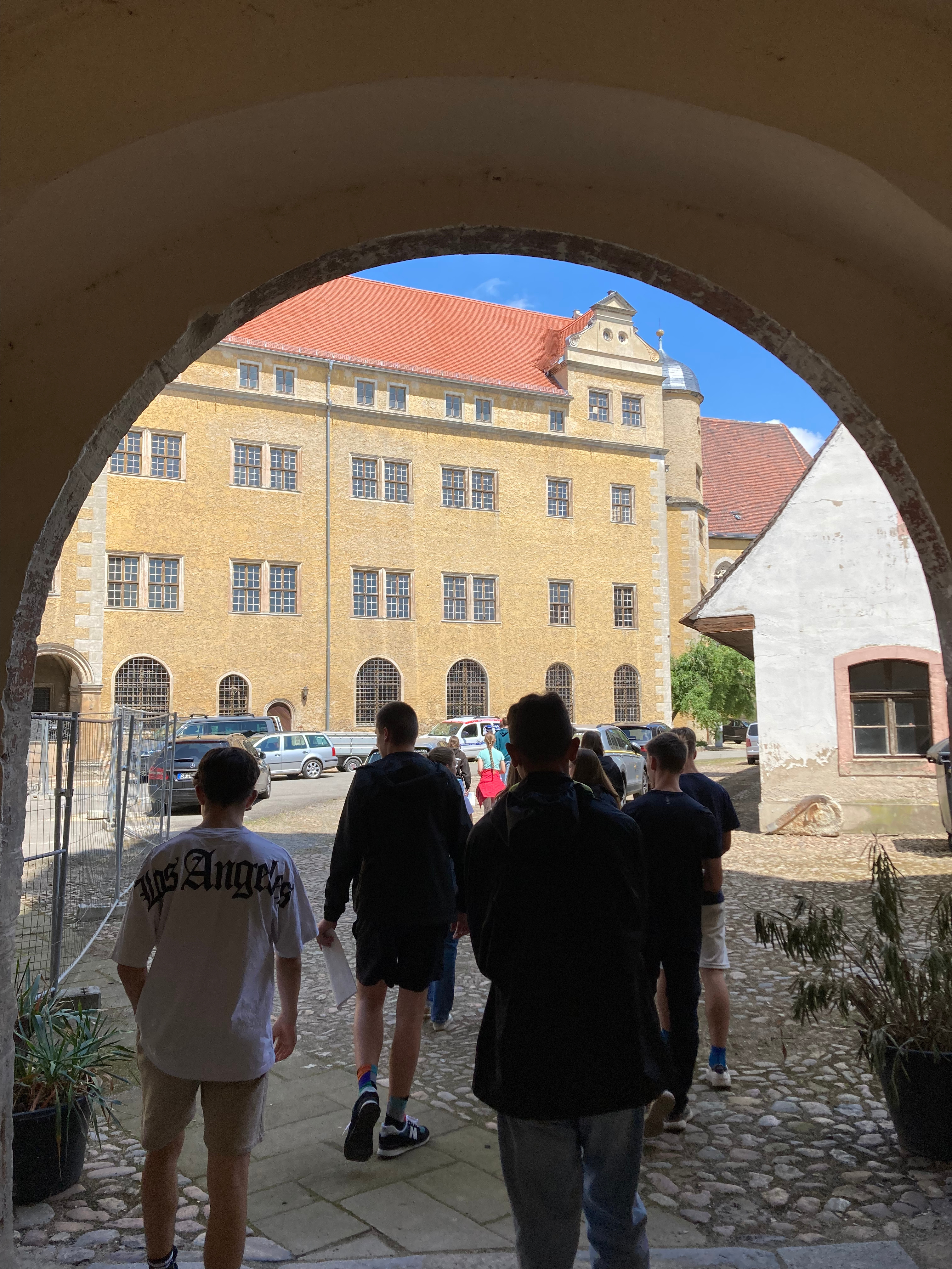 Freies Gymnasium Naunhof – "Der Mensch ist des Menschen größter Feind ...